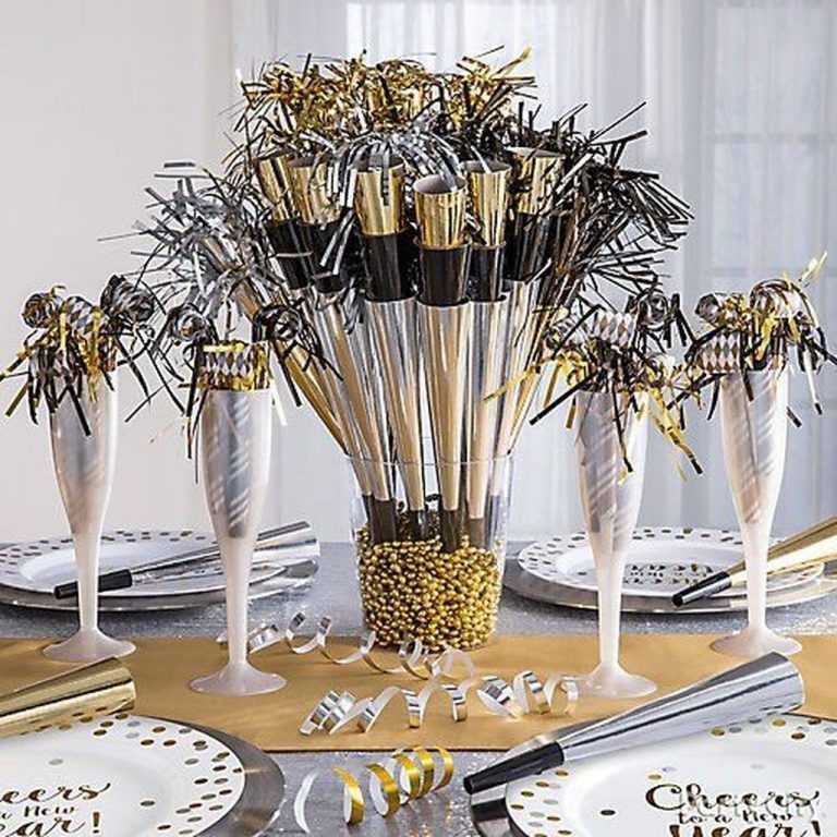 30+ Stylish New Years Eve Table Decoration Ideas For NYE Party