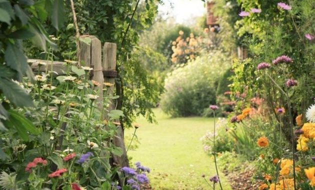 30+ Fascinating Cottage Garden Ideas To Create Cozy Private Spot