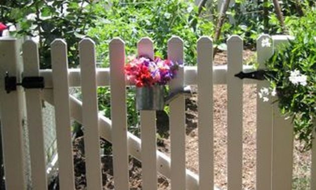 20+ Awesome Farmhouse Garden Fence For Winter To Spring