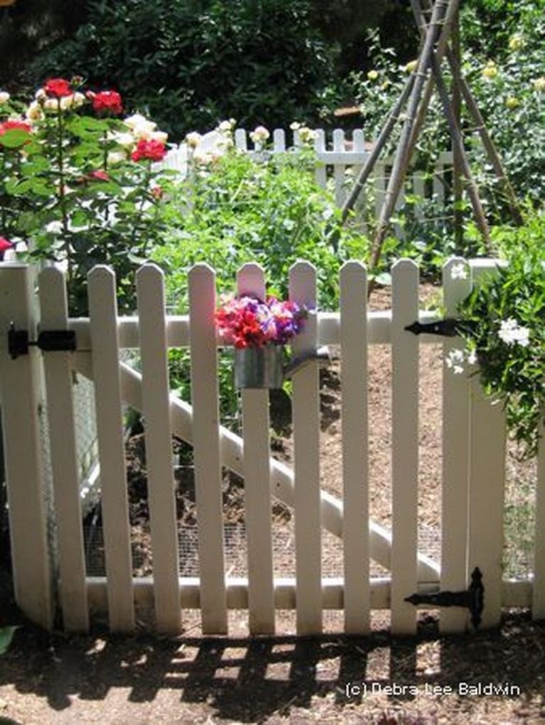 20+ Awesome Farmhouse Garden Fence For Winter To Spring